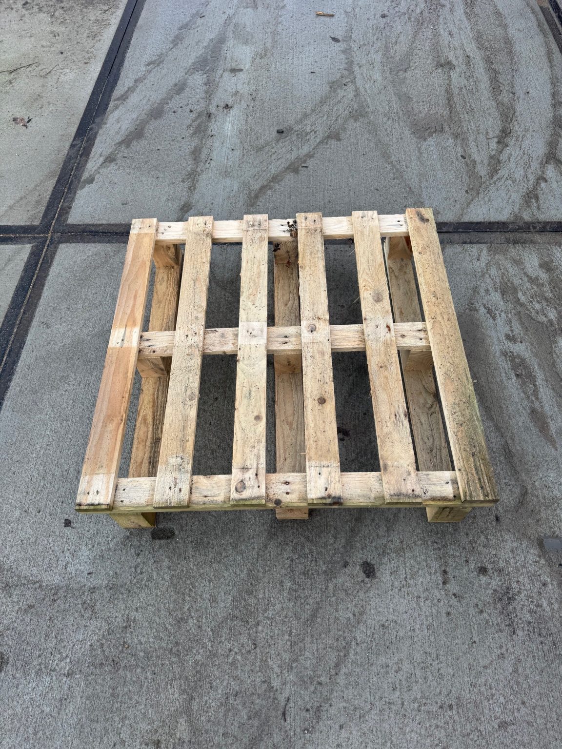 Gebruikte pallets 90x90cm pallets bij Pallet Plaza op voorraad