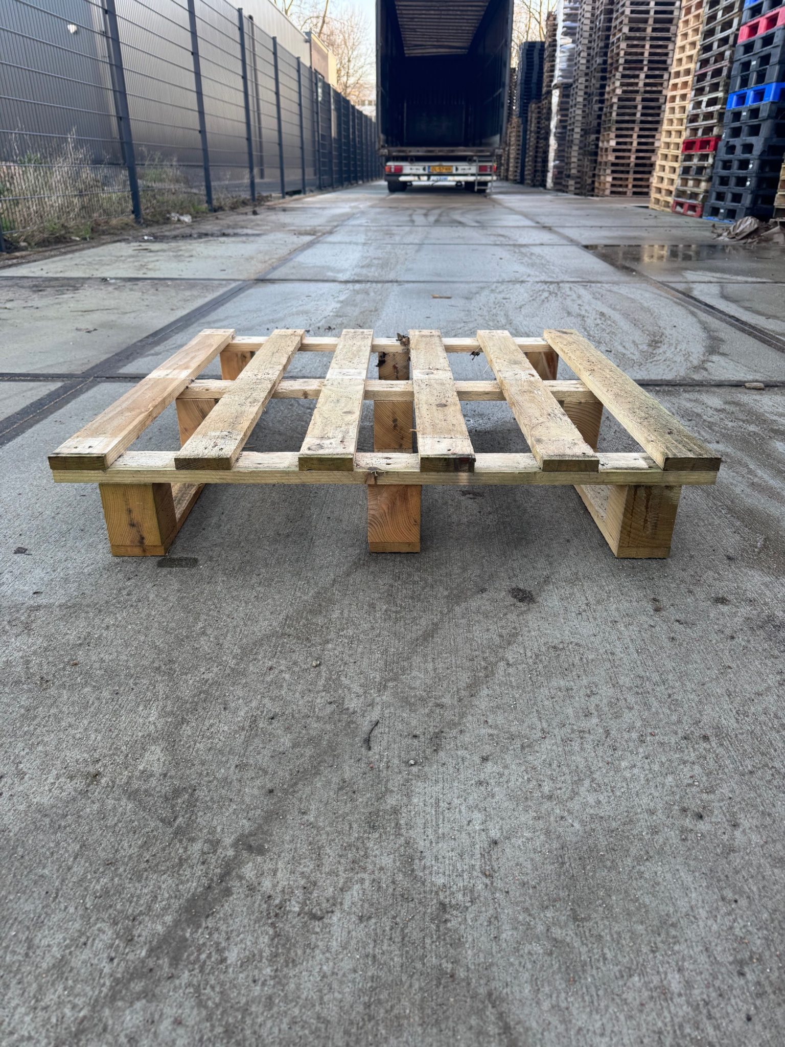 Gebruikte pallets 90x90cm pallets bij Pallet Plaza op voorraad